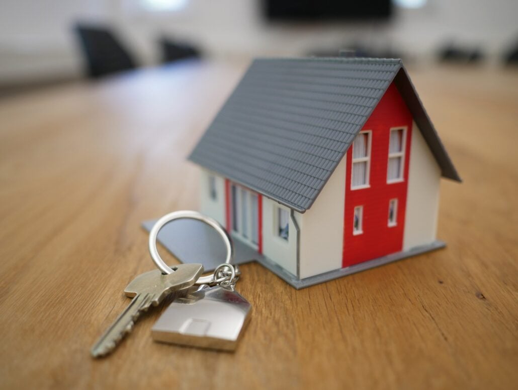 Is It Better to Work with One or Several Estate Agents? • FJP Investment
